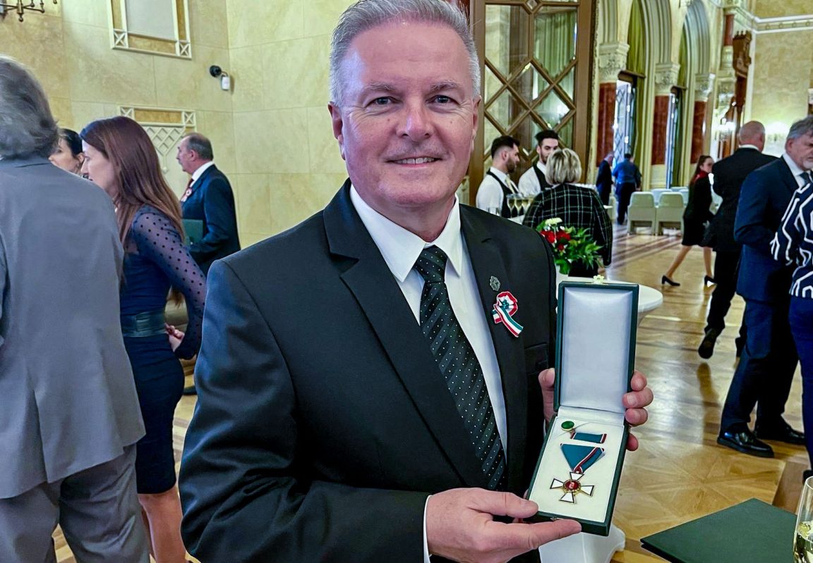 Magas állami kitüntetésben részesült dr. Melis János, Szarvas város ...